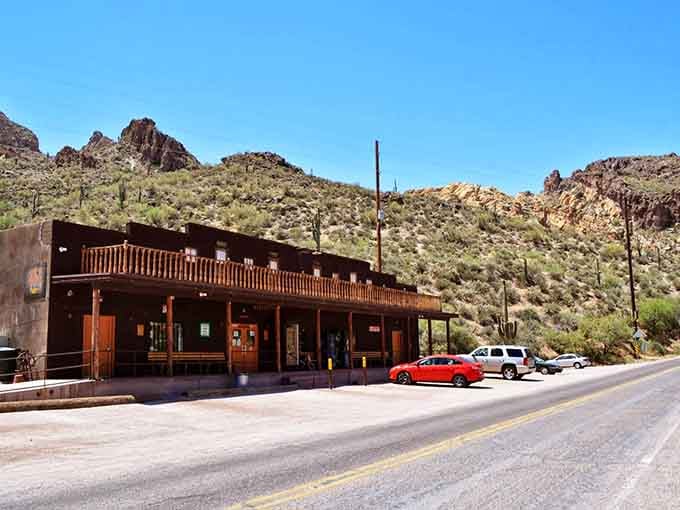 When mountains frame your lunch spot this perfectly, even a simple sandwich tastes like it deserves a Michelin star.
