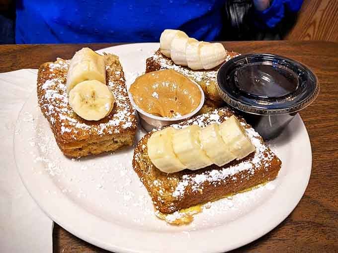 French toast topped with fresh bananas and powdered snow looks like something Norman Rockwell would paint for Saturday Evening Post.