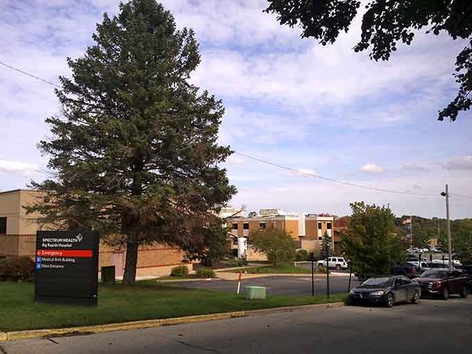 Tree-lined streets and accessible healthcare facilities show how practical amenities blend seamlessly with small-town charm and peaceful living.