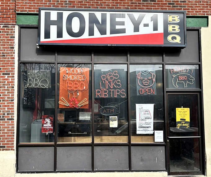 Behind that straightforward brick fa&ccedil;ade and neon window signs lies some of Chicago's most heavenly smoked meat.