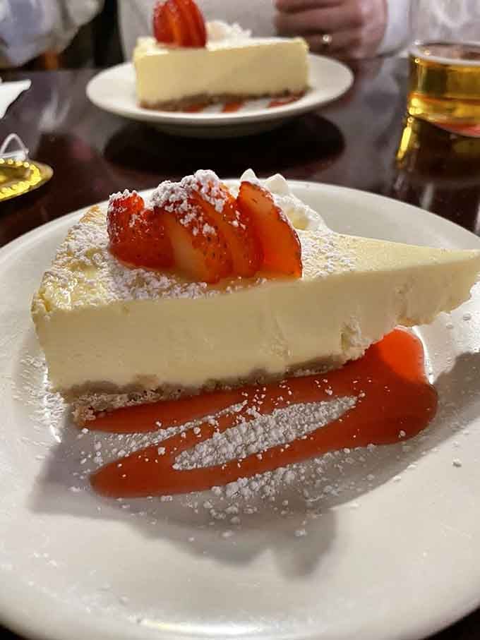 Cheesecake with strawberry sauce: because even historic taverns know how to end a meal with style.