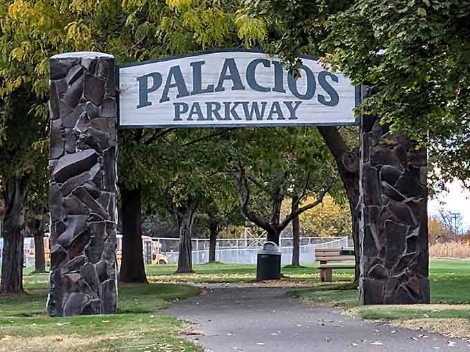 Palacios Parkway welcomes you to green spaces where relaxation is free and parking is actually available.