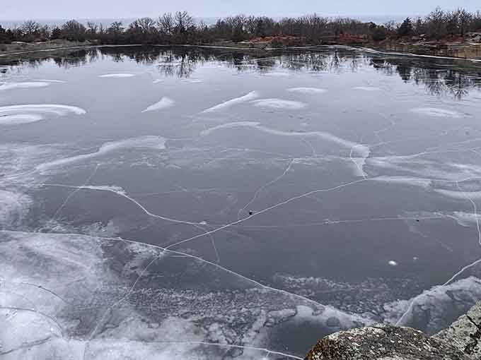 Winter transforms the quarry into a natural ice rink. Beautiful to photograph, though swimming remains inadvisable—now more than ever!