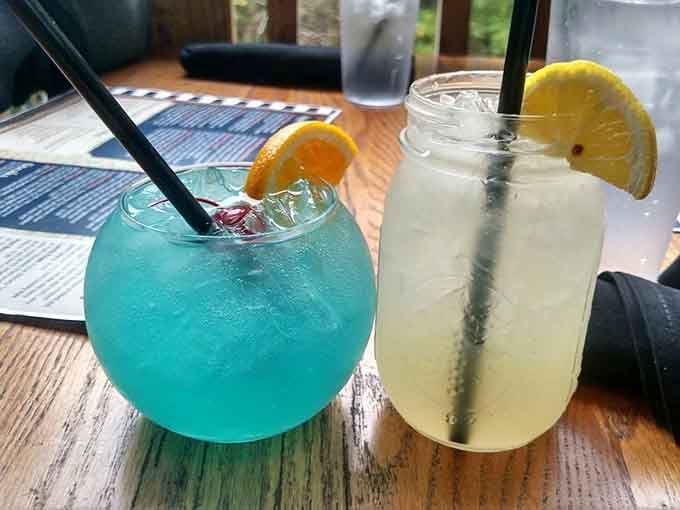 Those colorful cocktails by the window prove that riverside dining deserves drinks as refreshing as the view.