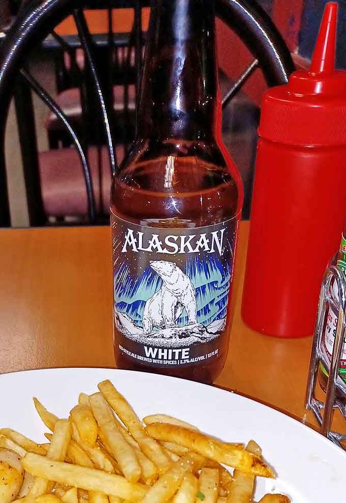 Nothing complements fresh Alaskan seafood quite like a local brew. This bottle of Alaskan White is the perfect maritime companion.
