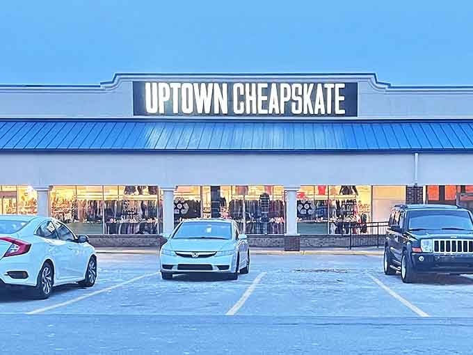 Ample parking means your treasure-hunting expedition begins with convenience, not frustration. No circling for spots like fashion vultures here.