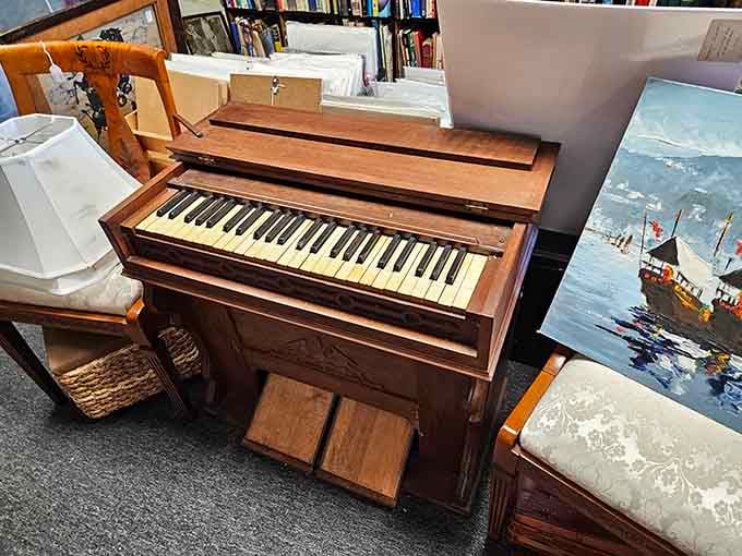 This piano has probably accompanied more sing-alongs than a thousand Spotify playlists combined, and with better acoustics.