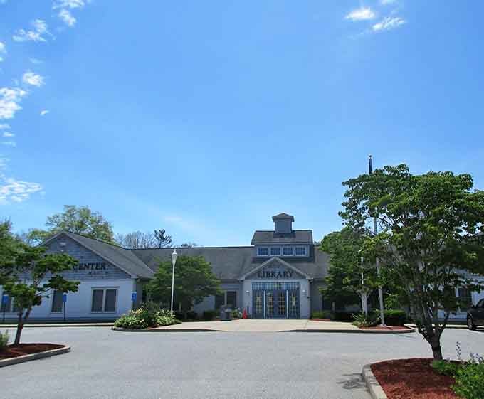 This community center and library complex welcomes visitors with the kind of architectural grace that never goes out of style.