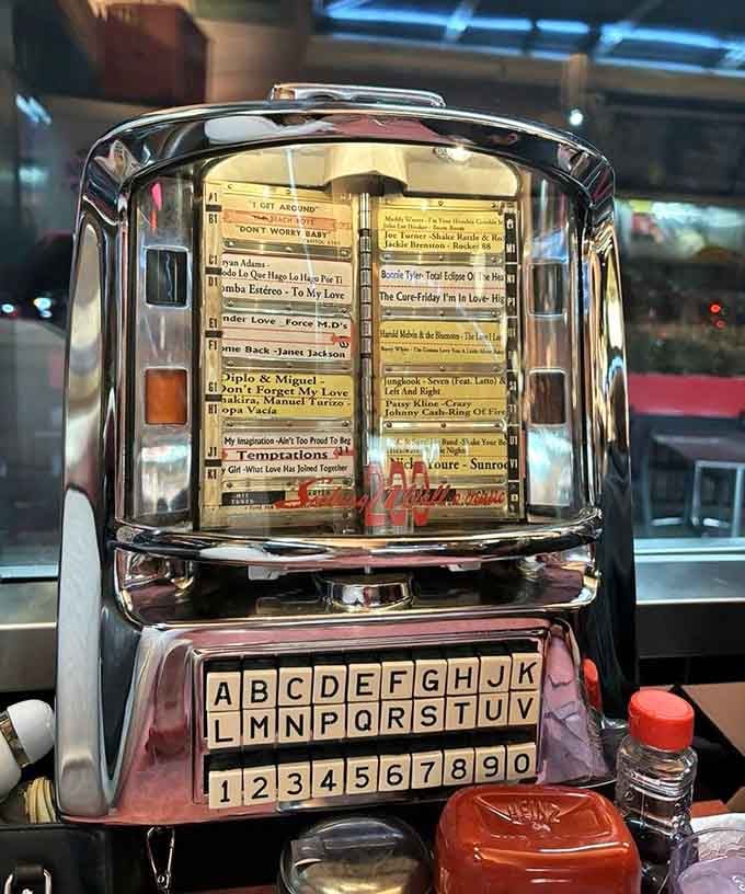 Tabletop jukeboxes let you soundtrack your meal like you're starring in your own diner movie.