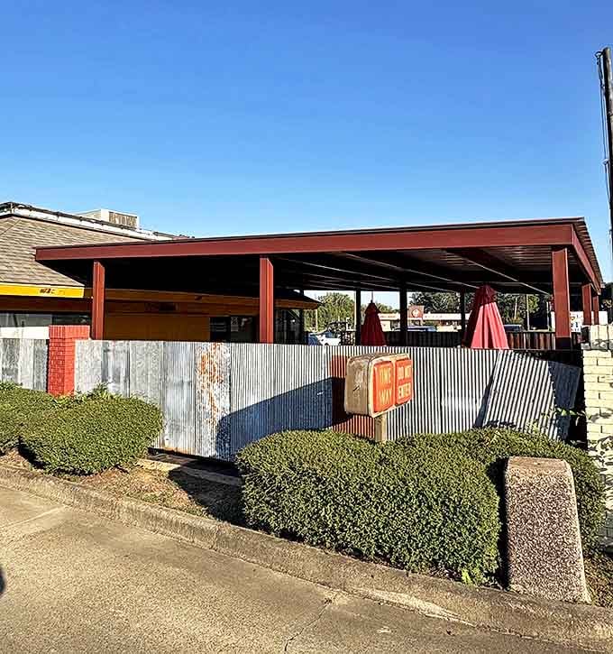 La Loma's outdoor seating area combines rustic charm with casual dining&mdash;where conversations flow as freely as the sweet tea.