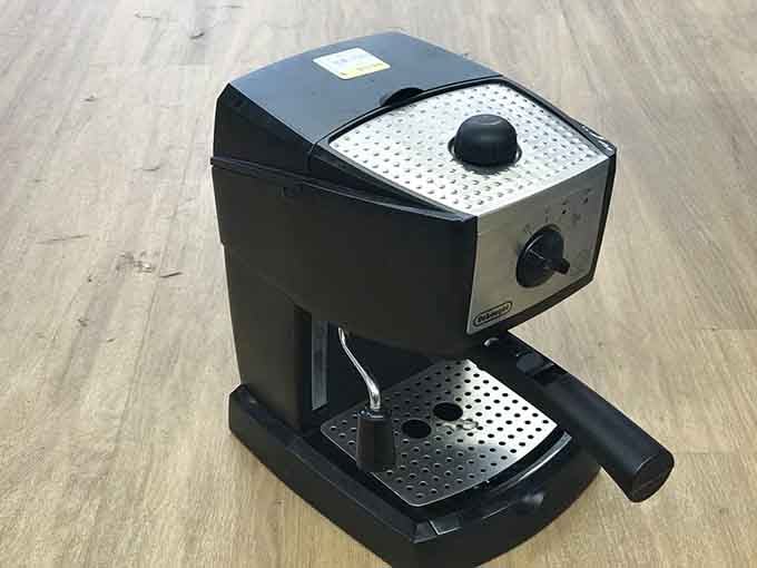 Your home espresso bar dreams just got affordable with finds like this manual machine waiting for a coffee-loving owner.
