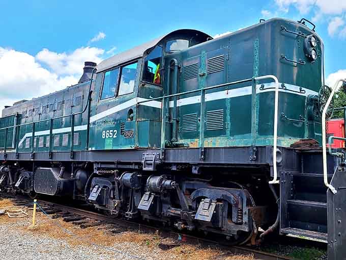 This turquoise beauty could've stepped straight out of a 1950s postcard, and honestly, we're not complaining.