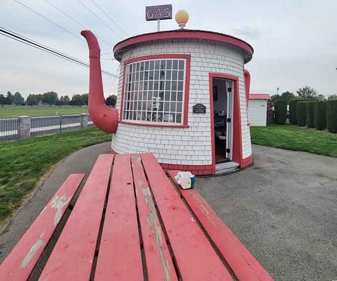 Pink picnic tables provide the perfect spot to enjoy lunch while contemplating the architectural choices of previous generations.