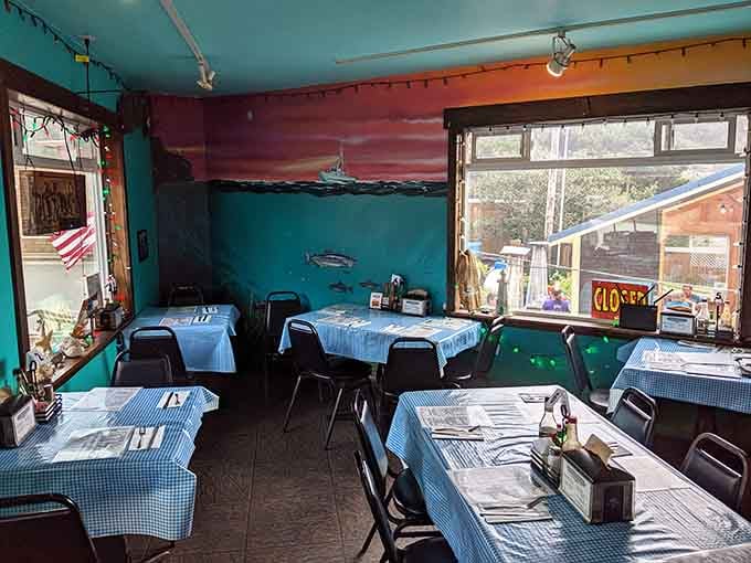 Blue and coral walls with fish decorations create that playful seaside atmosphere where calories don't count and worries disappear.