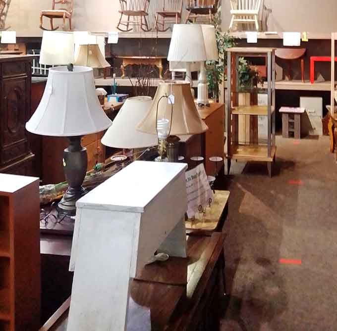 Lamp lovers' heaven—where lighting fixtures with plenty of life left illuminate the path to affordable home décor transformation.