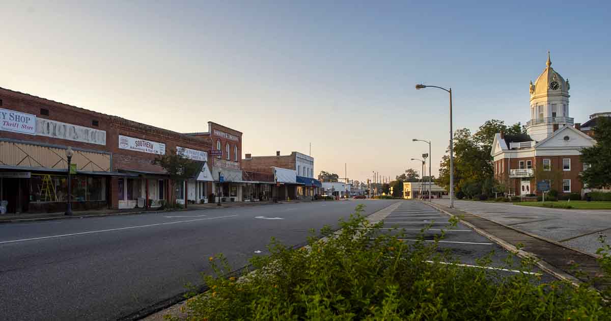 The Scenic Town In Alabama That'll Make You Want To Leave It All Behind