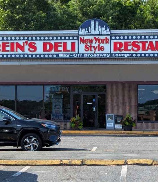 People Drive From All Over Connecticut Just For This Deli’s Famous Pickles