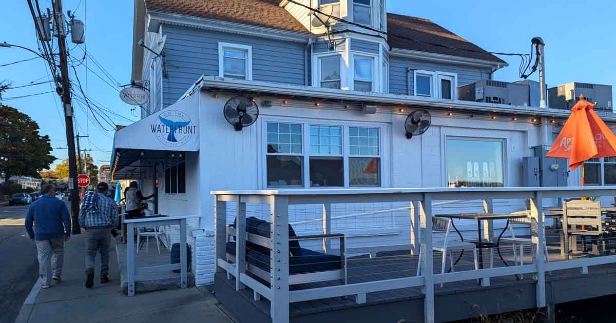 People Drive From All Over Connecticut To Eat At This Waterfront Restaurant