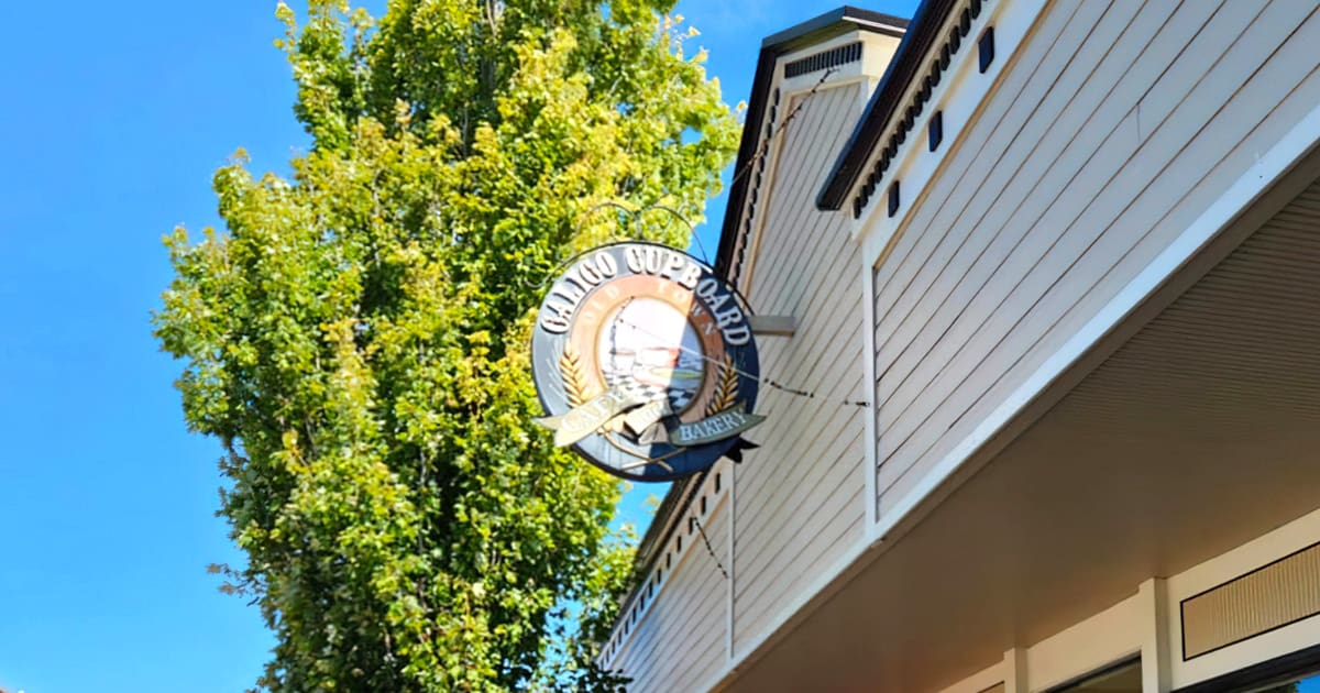 This Cozy Washington Bakery Serves The Most Incredible Cinnamon Rolls ...