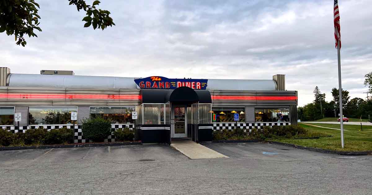 The Nostalgic Michigan Diner That's Frozen In The 1950s