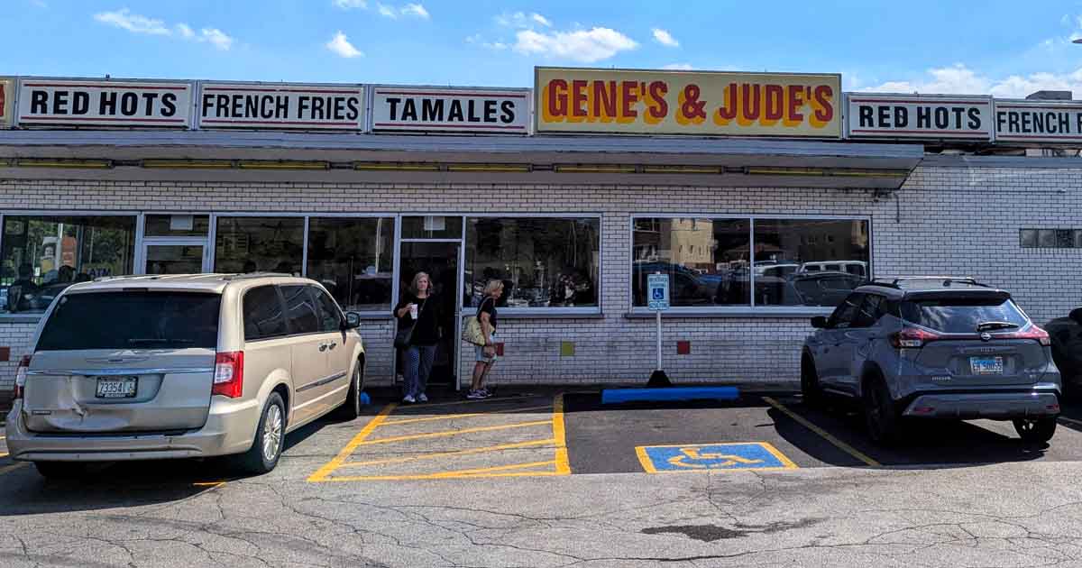 This Beloved Illinois Hot Dog Spot Hasn't Changed A Thing Since The 1940s