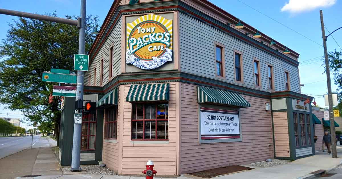 The Legendary Ohio Cafe Where Celebrities Sign Hot Dog Buns Instead Of ...