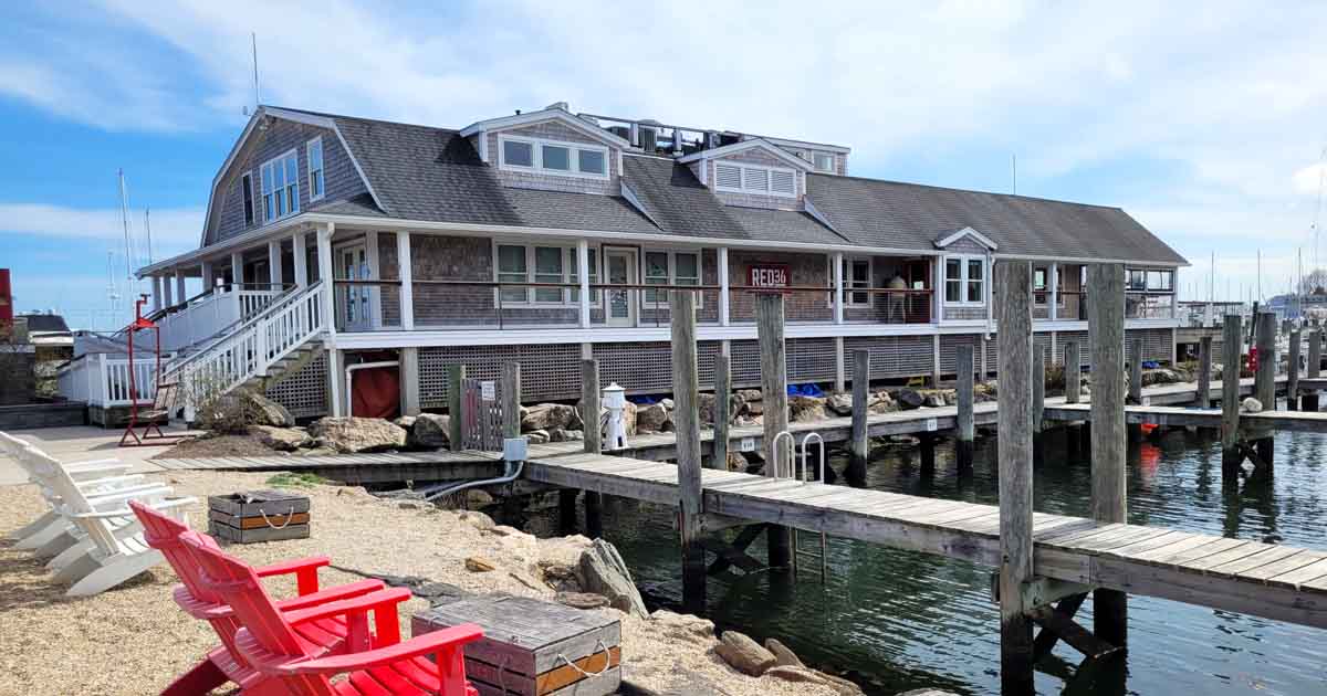 The Lobster Roll At This Connecticut Restaurant Is Out-Of-This-World ...