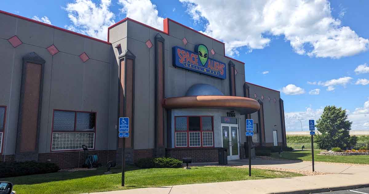 This Quirky Alien-Themed Restaurant In Minnesota Is Totally Out Of This ...