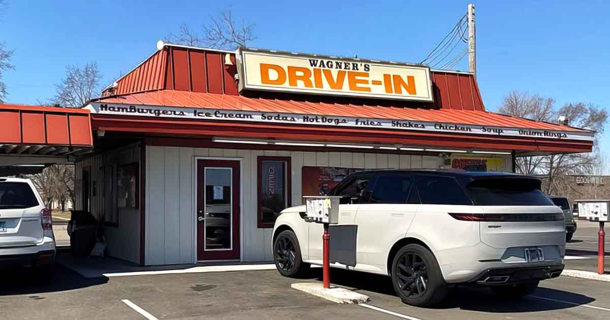 This Retro Drive-In In Minnesota Still Serves Burgers On A Tray Right ...