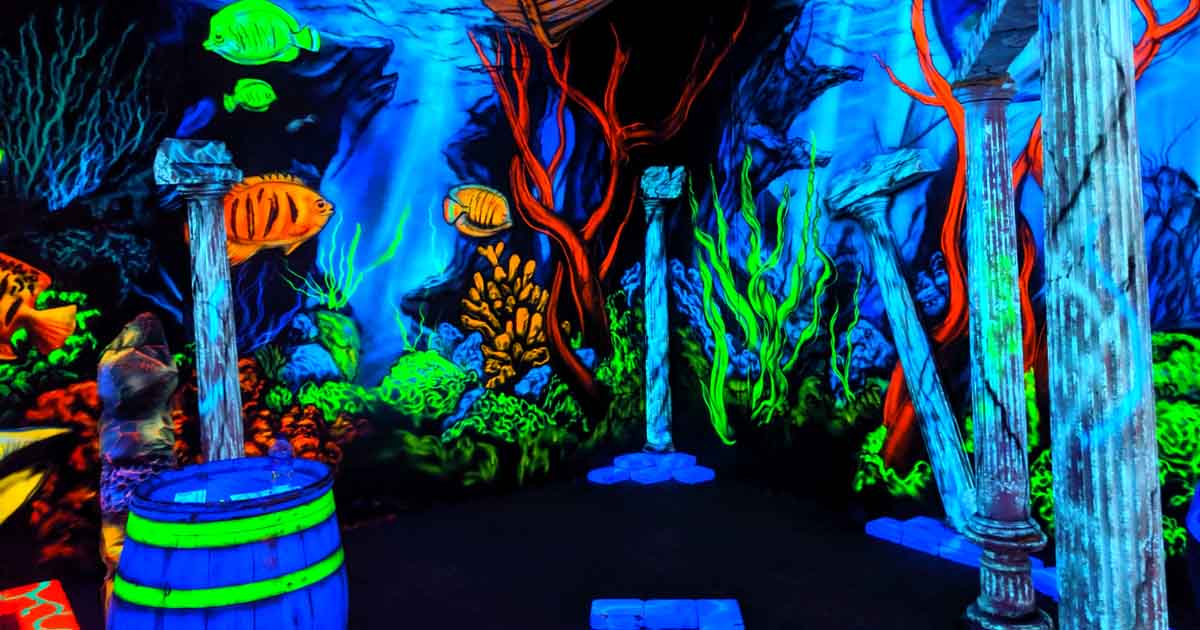 Oregon Has A Blacklight Mini Golf Course And It's Incredibly Fun