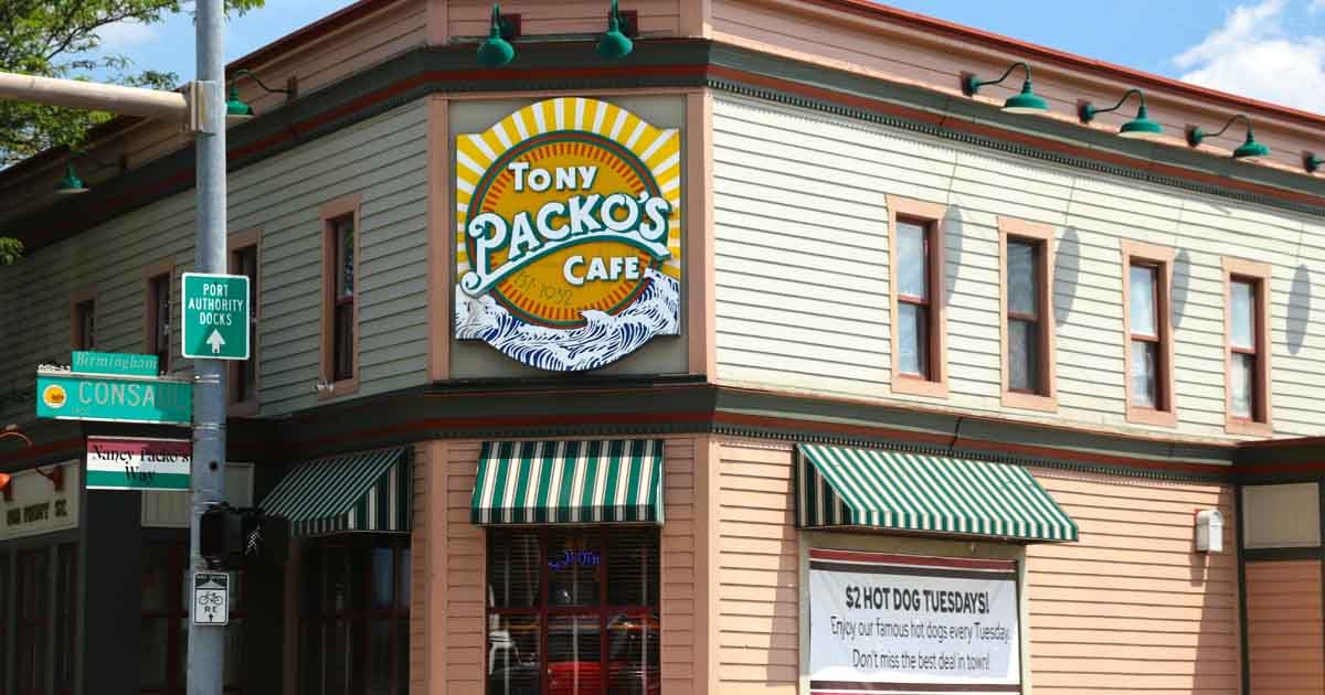 The Quirky Ohio Cafe Serving Up Secret-Recipe Chili Dogs Since The 1930s