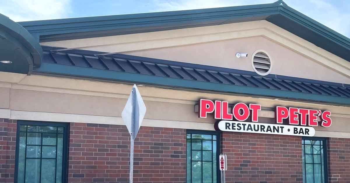 Dine With A View Of Planes Taking Off At This Aviation-Themed Illinois ...