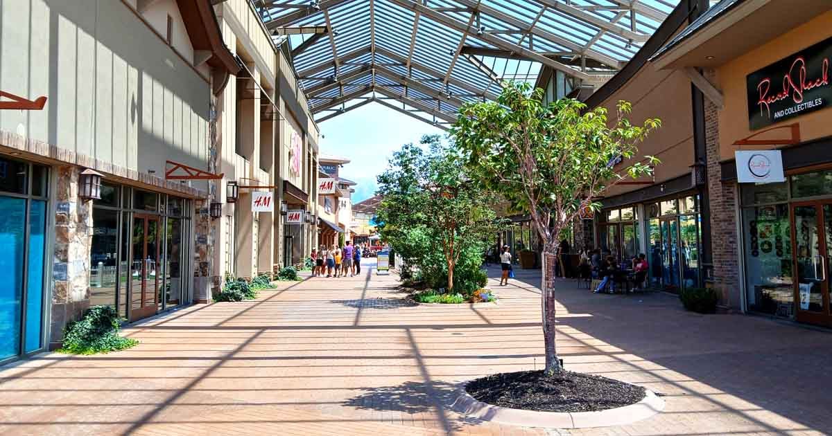 The Enormous Outlet Mall In Utah Where Smart Shoppers Stretch $75 Easily