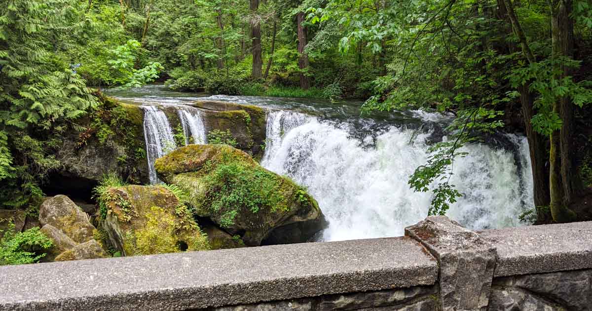 One Of Washington's Most Stunning Waterfalls Is Hiding In Plain Sight
