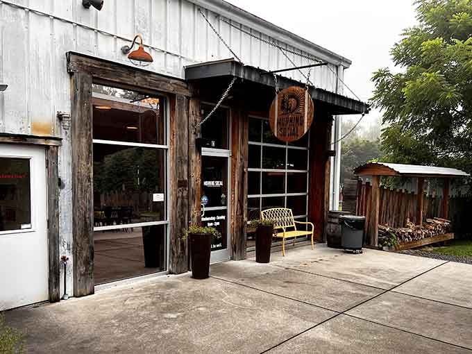 Weathered wood and mountain charm greet you before the first bite, setting the breakfast stage perfectly.