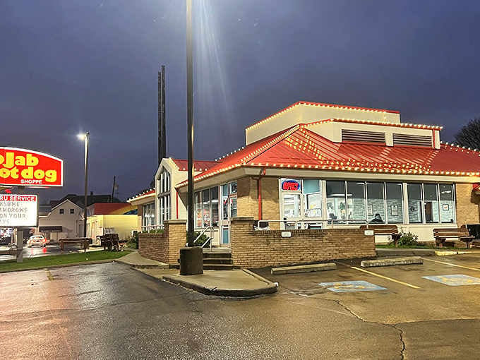 Under those lights, magic happens nightly, the kind that involves chili, cheese, and pure satisfaction.