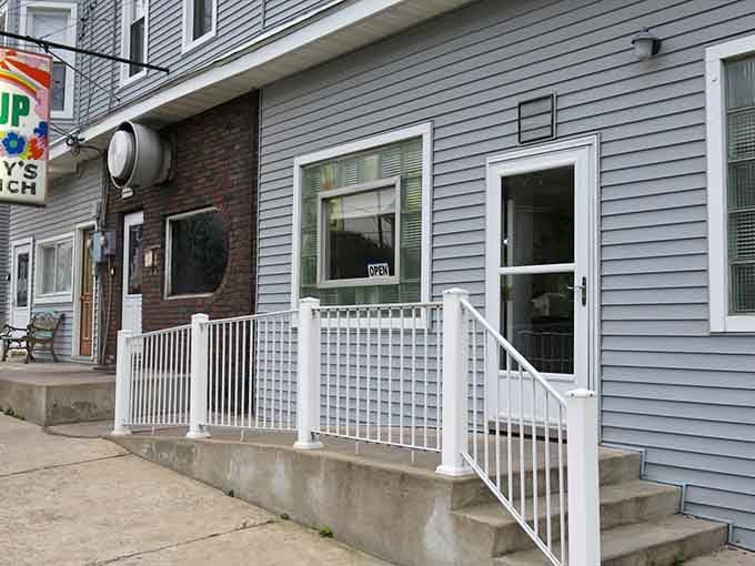 That unassuming storefront has been calling burger lovers like a siren song for generations of hungry Pennsylvanians.