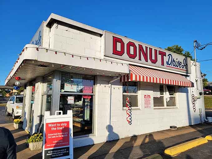 When a building looks this authentically mid-century, you know the donuts inside have been perfected over serious time.