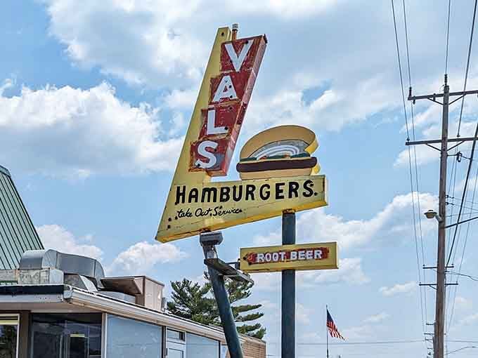When root beer gets its own sign alongside the main attraction, you know this place has its priorities straight.