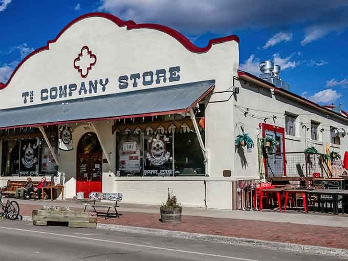 That classic Colorado mountain town architecture houses some seriously modern pizza magic, proving great food thrives in unexpected places.