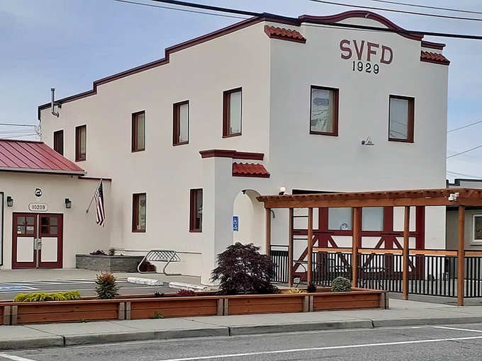 That "SVFD 1929" isn't just decoration, it's a promise that history and hops coexist beautifully here.