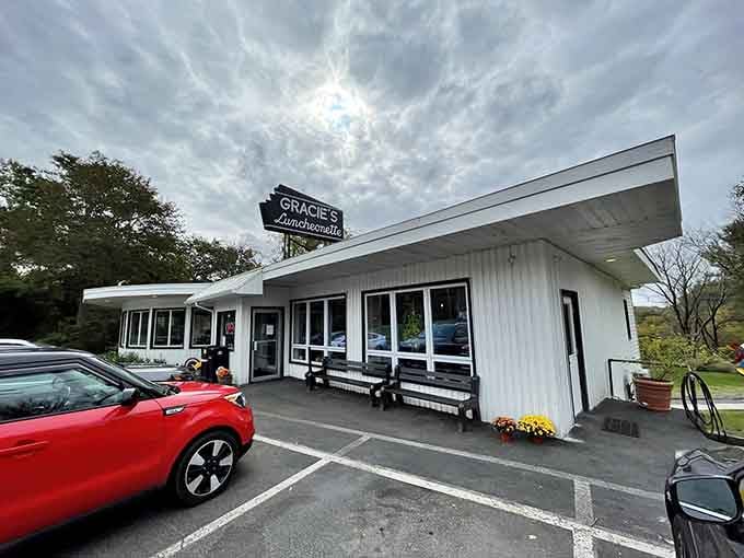 Even under moody clouds, this roadside gem draws crowds like moths to a very delicious flame.
