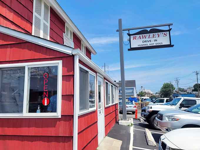 That cheerful red exterior has been beckoning hungry travelers since Truman was president, and it still looks perfect.