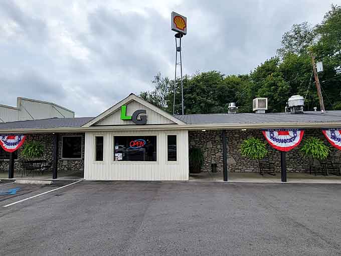 That Shell sign might confuse you, but trust your GPS because Southern comfort food awaits below.