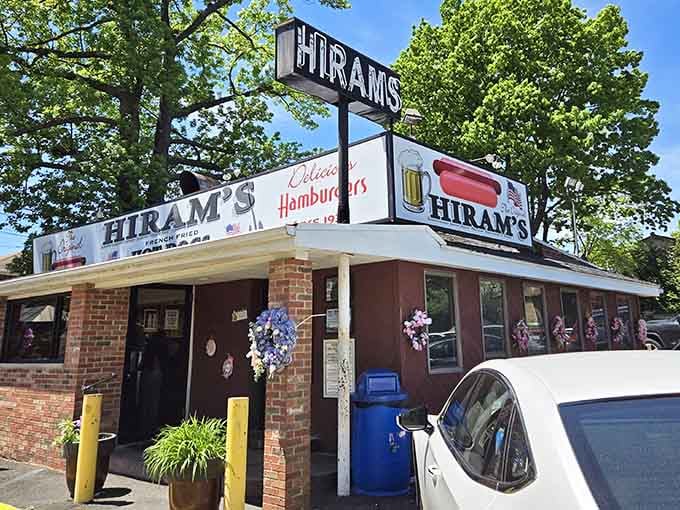 That classic roadstand architecture hasn't changed in decades, and nobody's complaining about it one bit.