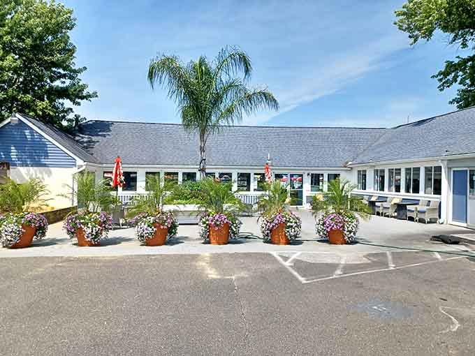 That cheerful exterior practically begs you to dock your boat and stay awhile for seafood therapy.