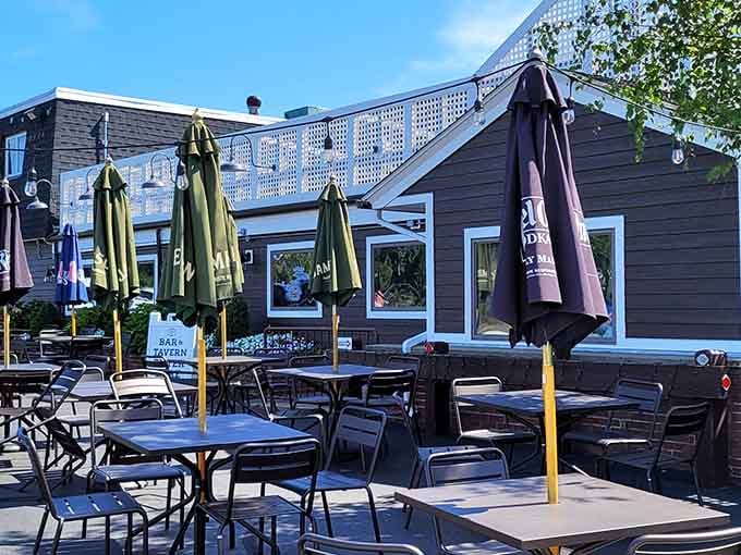 The outdoor patio proves that fresh air and fried clams are a combination that never goes out of style.