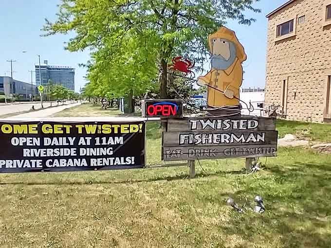 The fisherman sign holding a crab says it all: come get twisted at this riverside paradise.