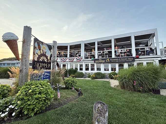 Diners soaking up the view and the atmosphere, proving good food tastes even better with a backdrop.