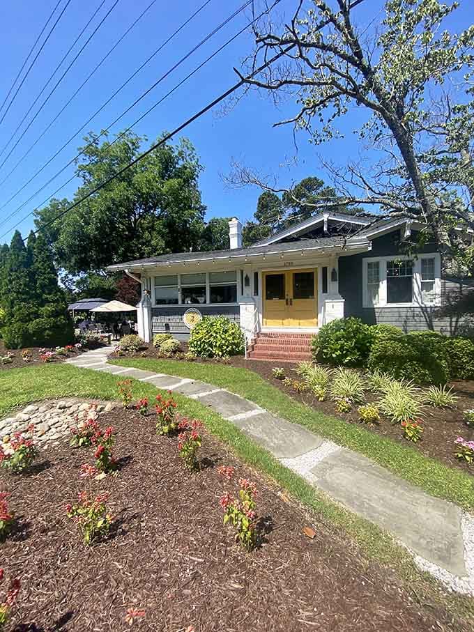 That charming bungalow exterior promises the kind of breakfast that'll ruin chain restaurants for you forever.